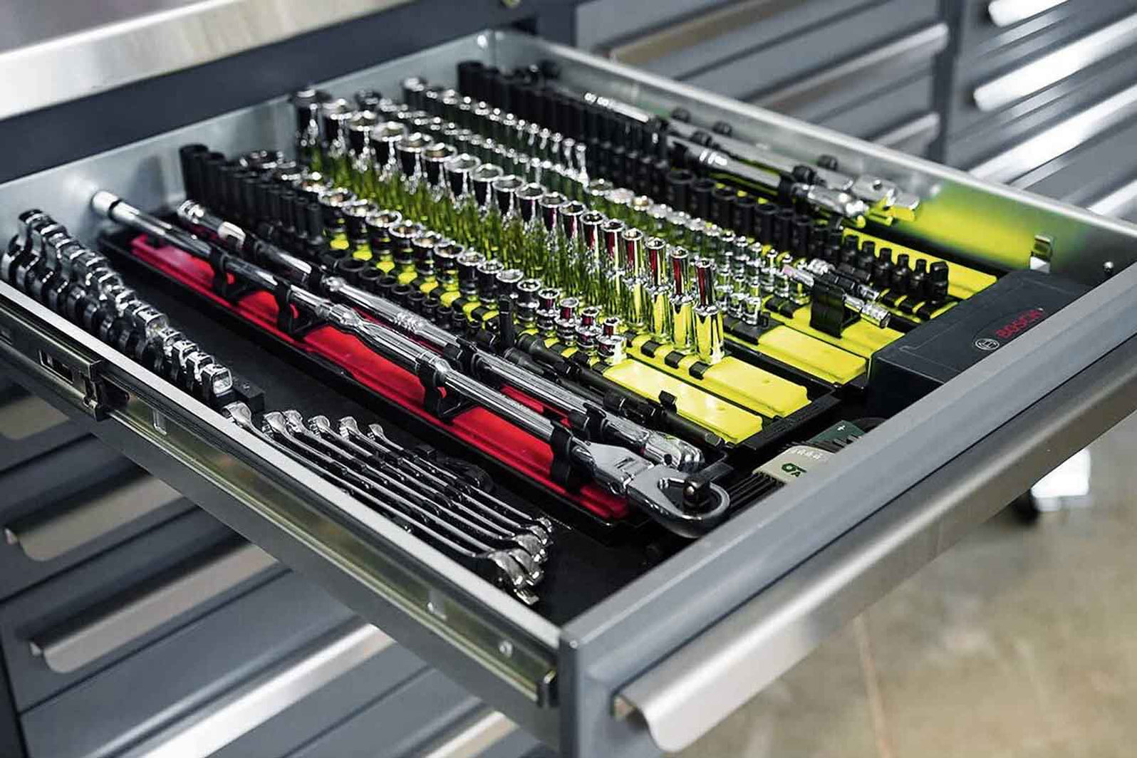 Pro Series 18 Drawer Workbench Package - Workbench, Wall Cabinets & Lo ...